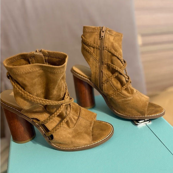 Shoes | Womens Tan Heeled Sandals | Poshmark